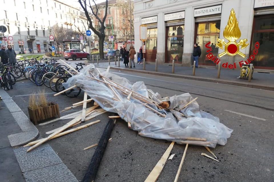 Milano, raffiche di vento forte si abbattono sulla città: tetti ...