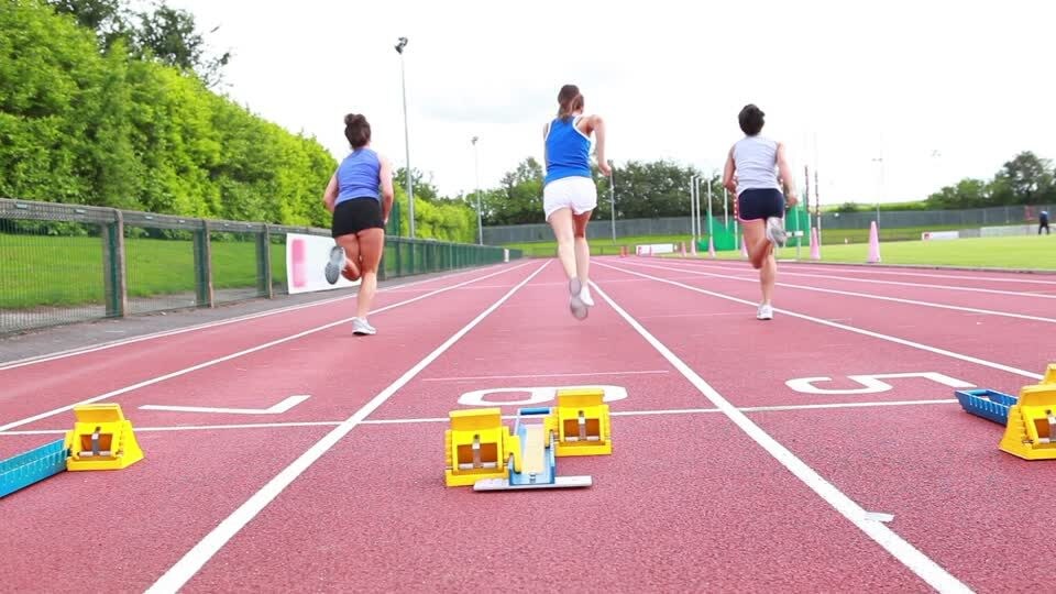 Ha un malore durante una gara di corsa: a salvargli la vita sono gli ...
