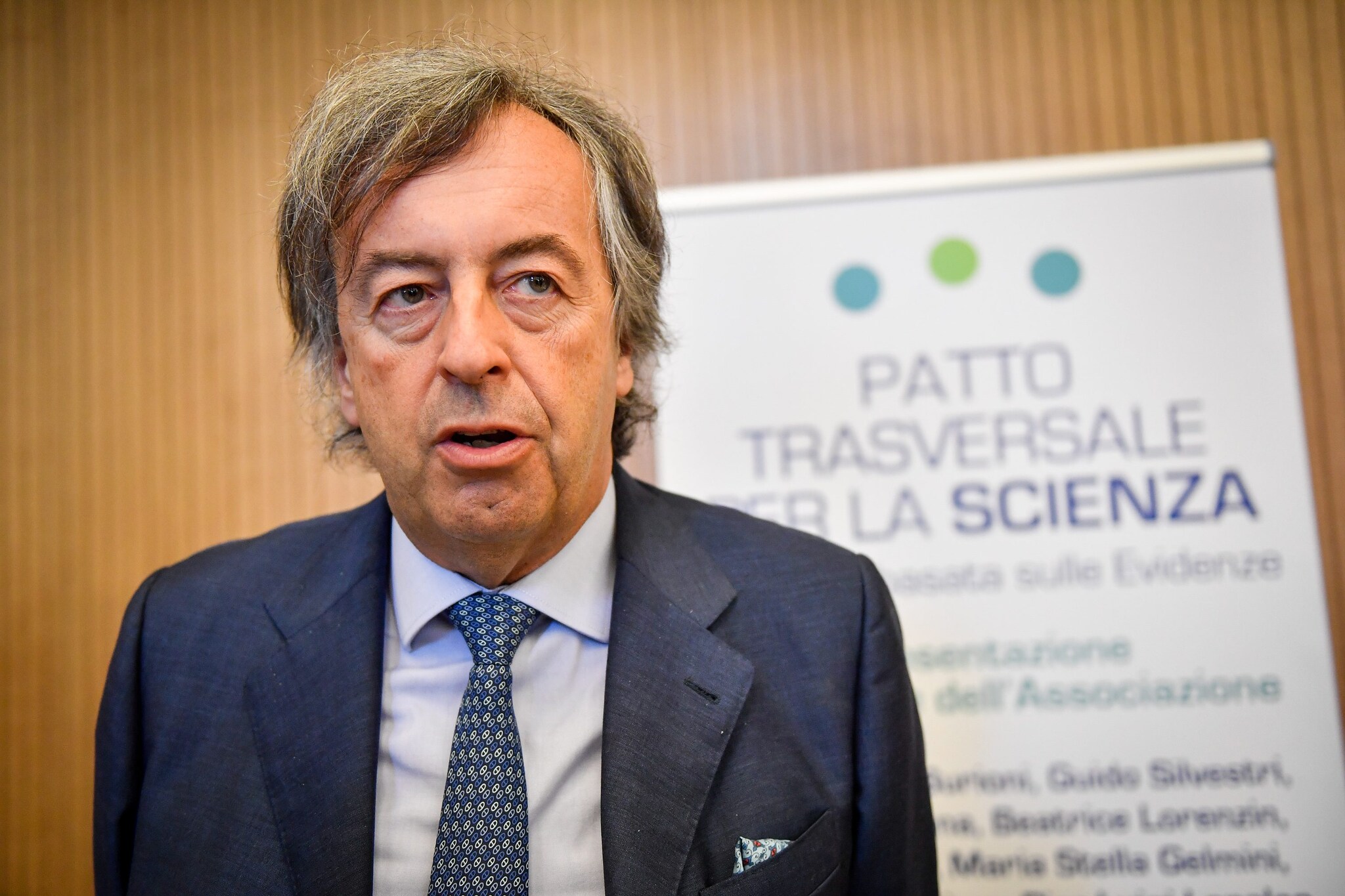 "Senza un rene, febbre alta e non mi fanno il tampone": a Burioni ...
