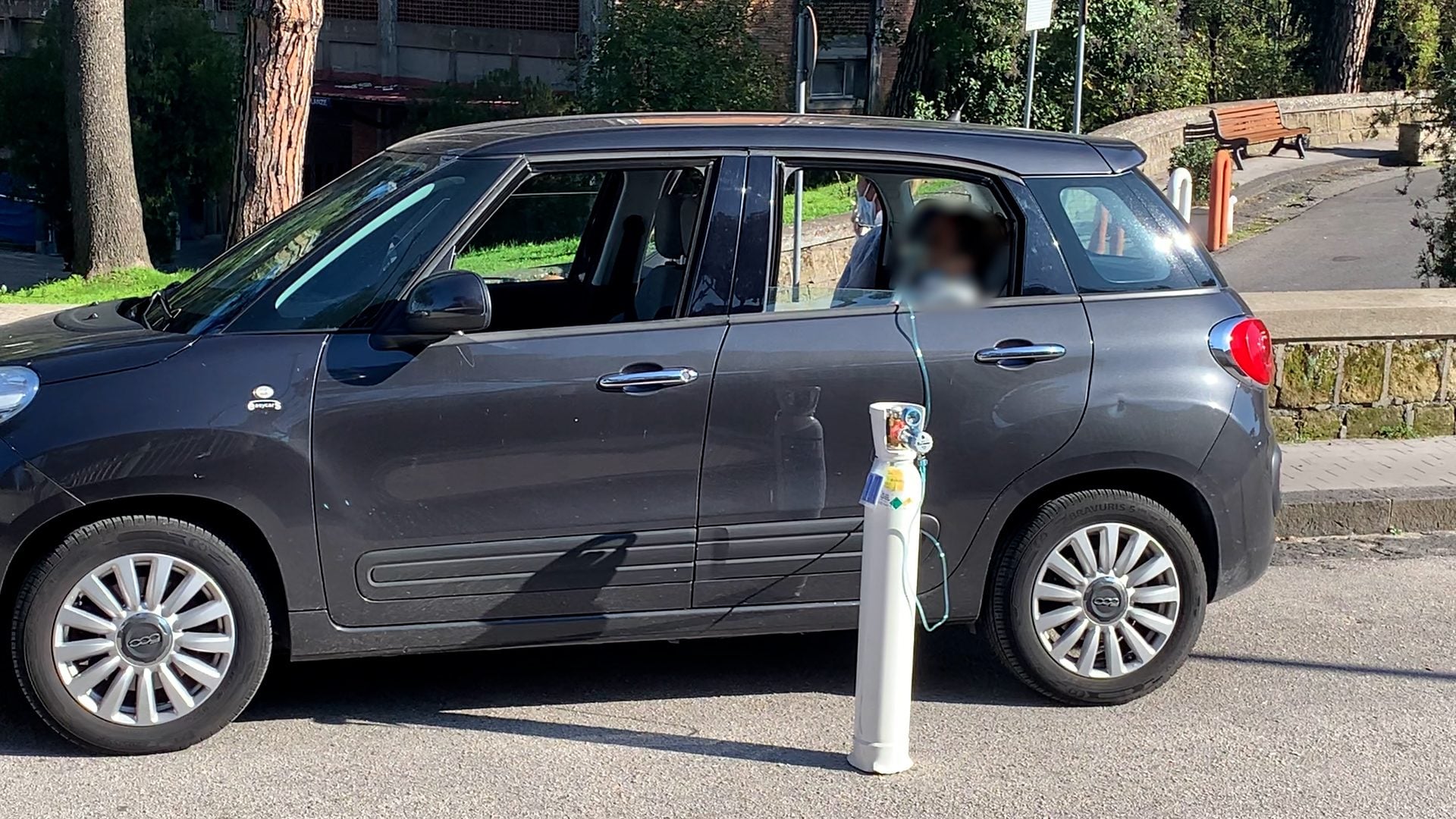 Napoli, l'attesa dei malati in auto: 24 ore in fila per ricevere ...