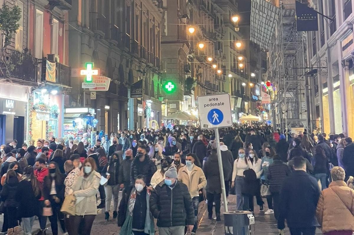 A Napoli già oggi tutti in strada: caos e traffico. Multe nella zona ...