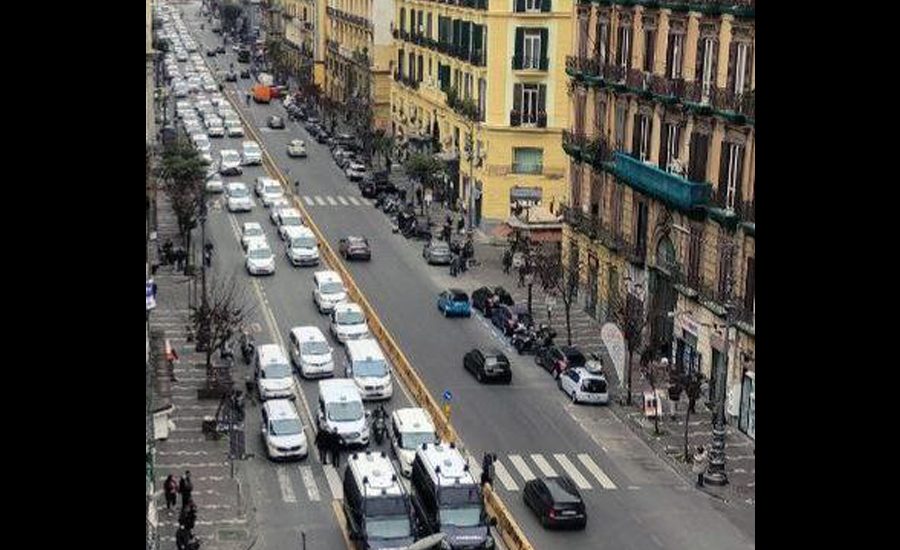 Taxi in corteo sul corso Umberto: "Non si lavora più, vogliamo i ...