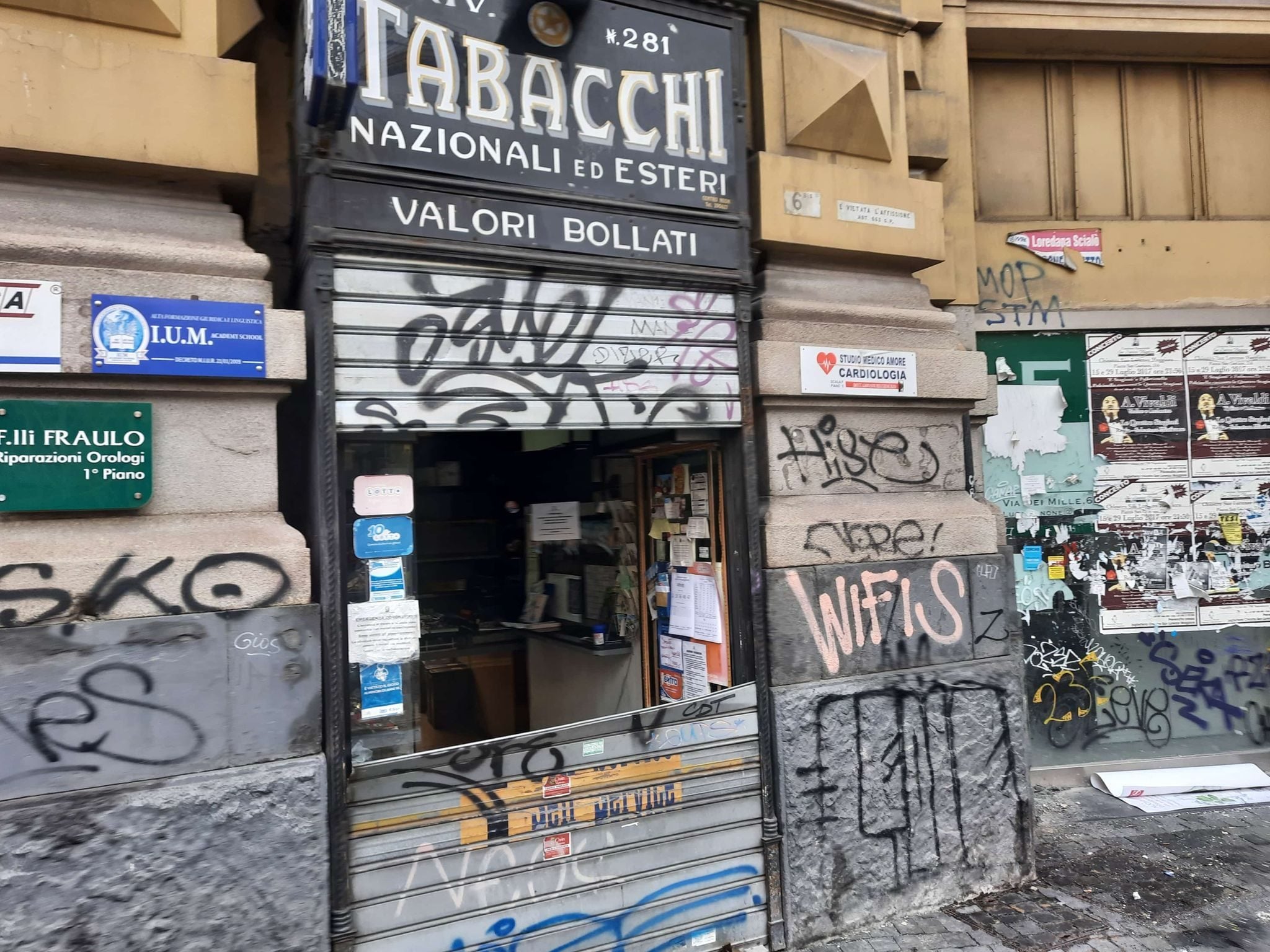 Furti durante il coprifuoco a Napoli: tagliata saracinesca di tabaccheria