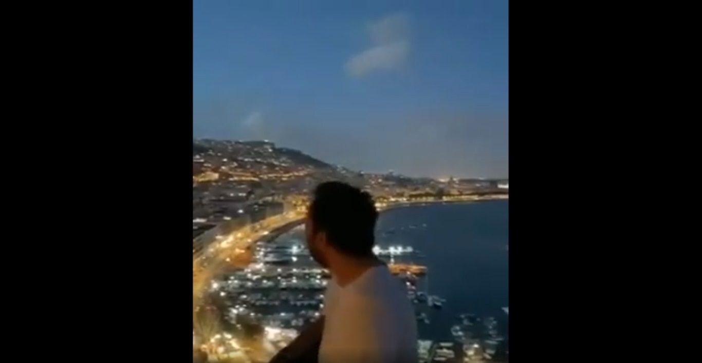 Cesare Cremonini, dedica con chitarra per Napoli: "Sei bellissima ...