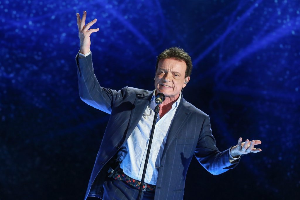 El estado de salud de Massimo Ranieri tras caerse del escenario y ser ...