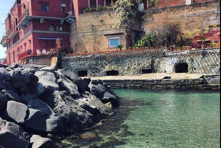 Romeo Alberghi si prende la spiaggia delle Monache a Posillipo: offerta ...
