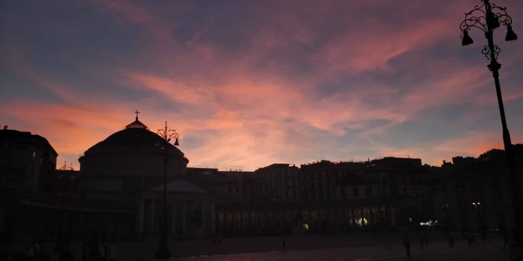 Napoli, quando il cielo colora di rosa la città e il Vesuvio
