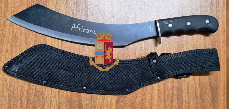 Rapina l'incasso del garage al Pallonetto di Santa Lucia armato di machete