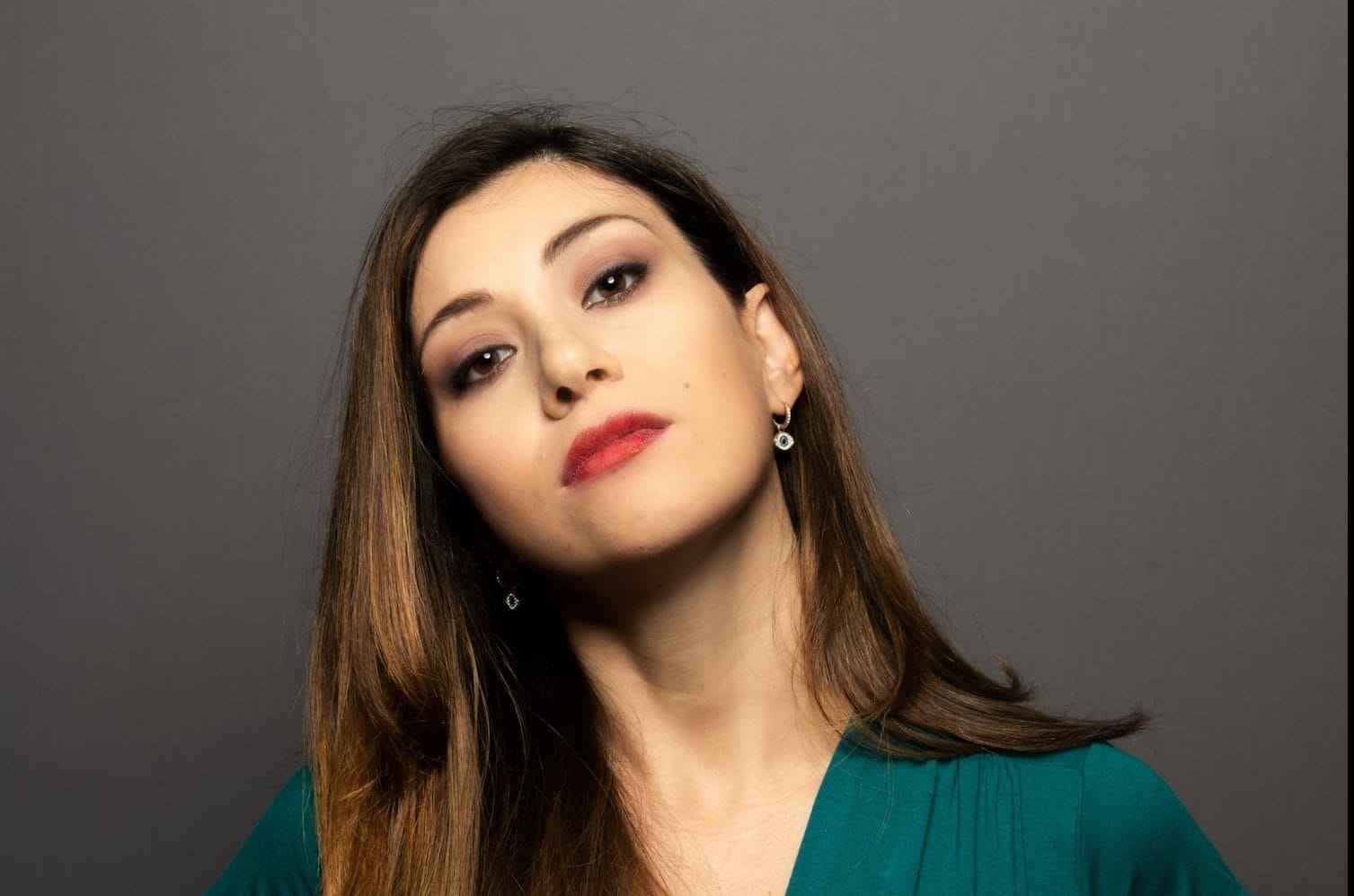 "Camere nascoste", il primo romanzo della giornalista Angela Marino ...