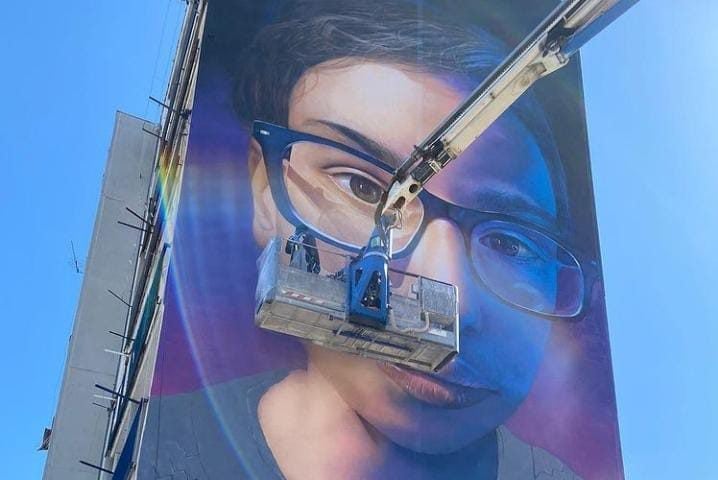 Cesare Cremonini a Napoli per il murale dedicato a Raffaele Giusti nel ...