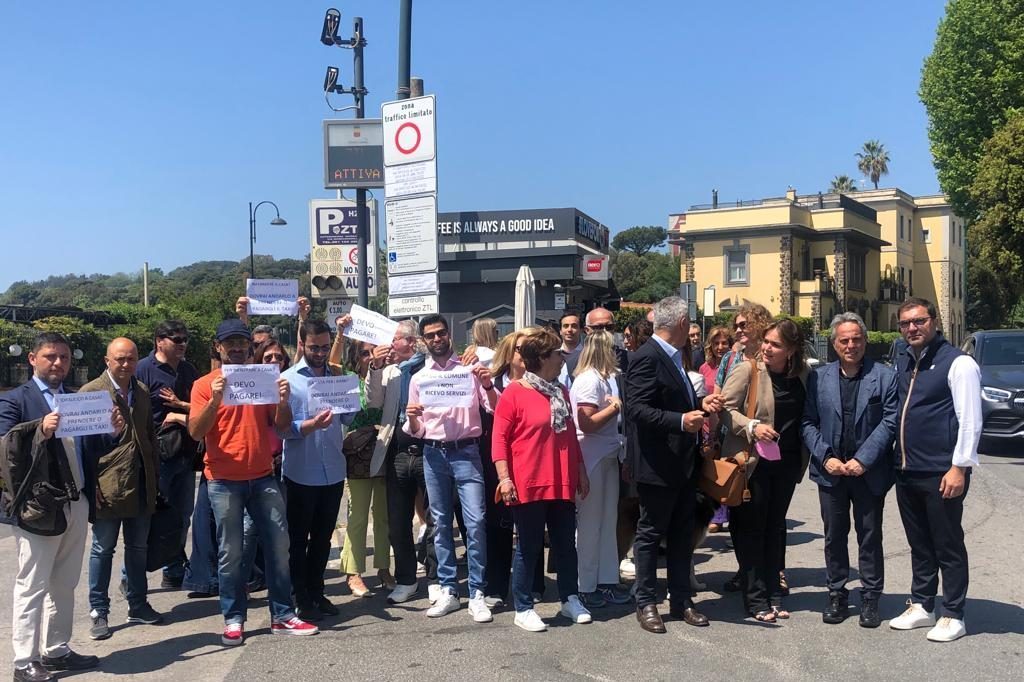 Ztl Marechiaro, flash mob di protesta dei residenti: "No al pass a ...