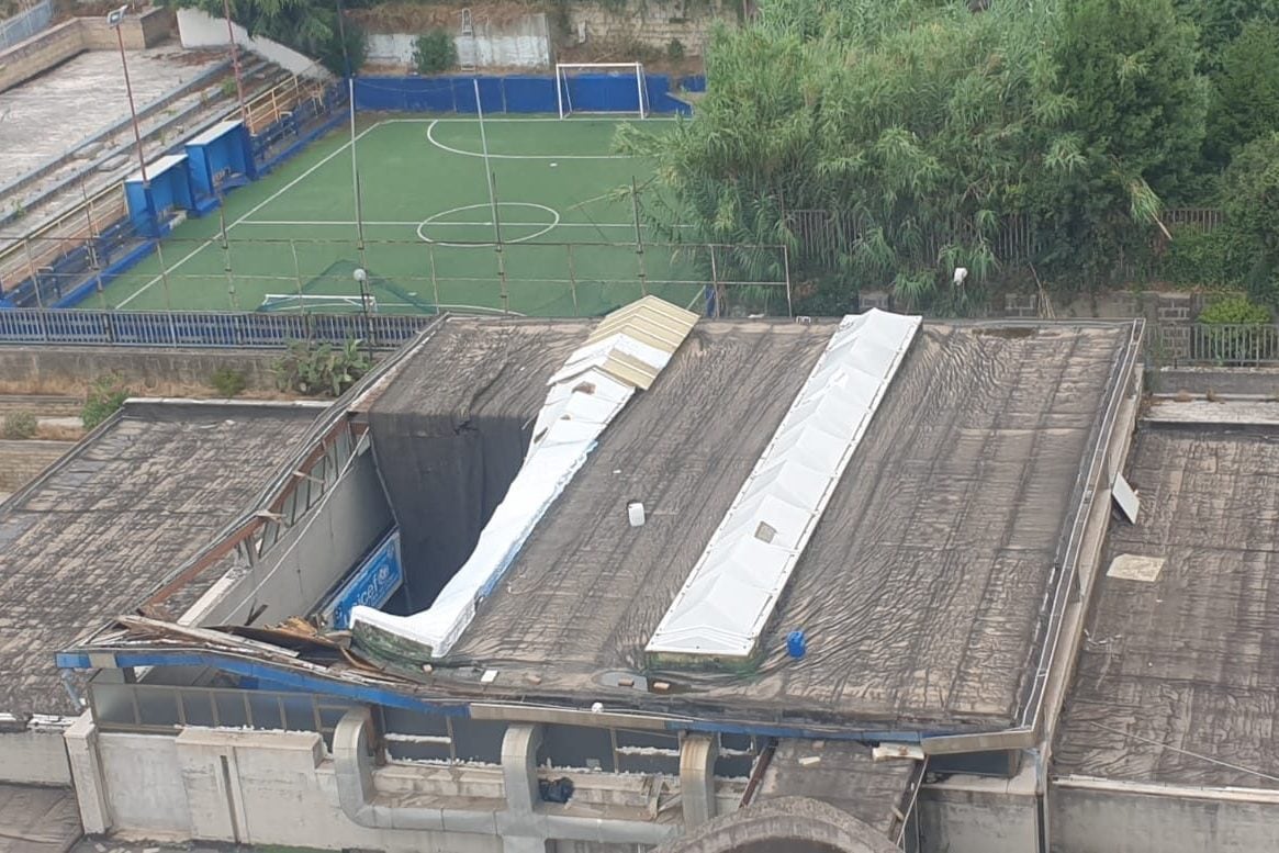 Crollata la piscina comunale ex Rari Nantes a Poggioreale, tetto ...