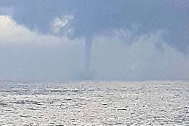 Maltempo, tromba d'aria in mare a Procida: la suggestiva foto scattata dalla spiaggia del "Postino"