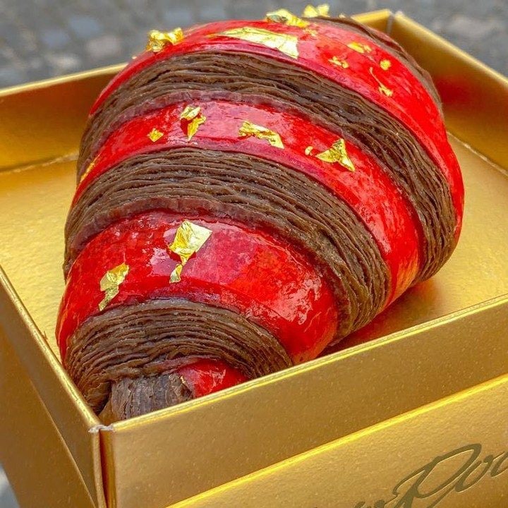 Colazione di lusso: il cornetto di "san Gennaro" con la foglia d'oro ...