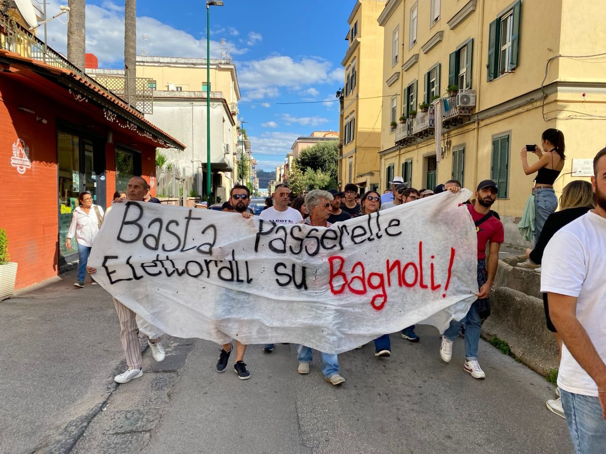 Il comizio di Giorgia Meloni a Napoli, tra Benigni e televendite ...