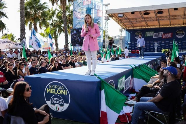 Il comizio di Giorgia Meloni a Napoli, tra Benigni e televendite ...