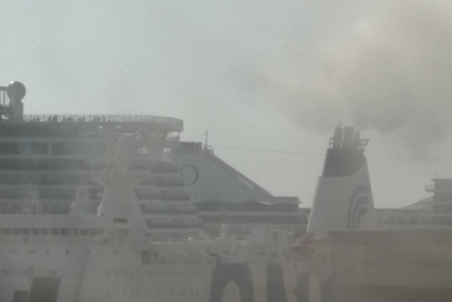 Fumo nero e aria irrespirabile su via Marina: "Colpa delle navi ...