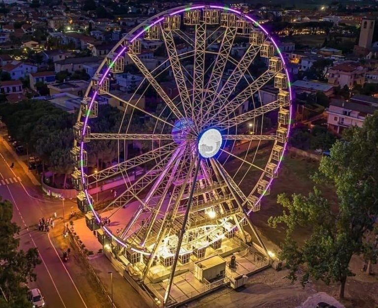 La ruota panoramica Naples Wheel al Porto: alta 55 metri, sulle cabine ...