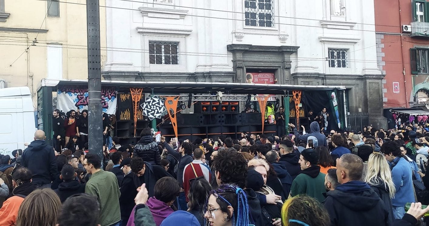 Street parade a Napoli contro il decreto anti rave: "Il governo attacca ...