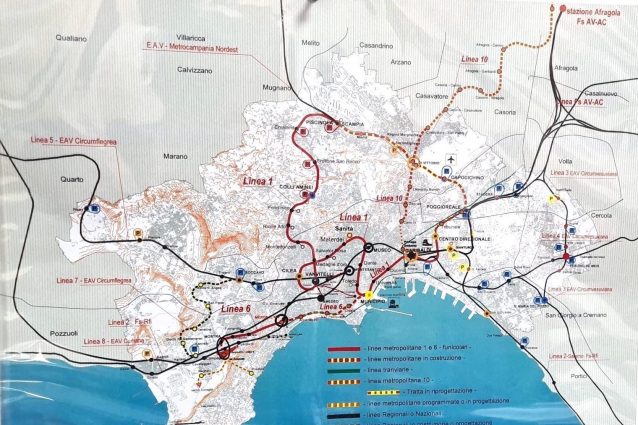 Come sarà viaggiare a Napoli nel 2030: 8 linee metro, treni senza conducente e ascensori stradali
