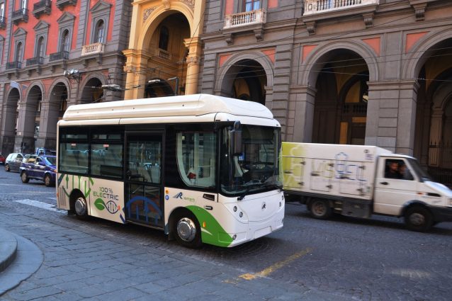 A Napoli si sperimentano i nuovi bus elettrici, "qui le strade più ...