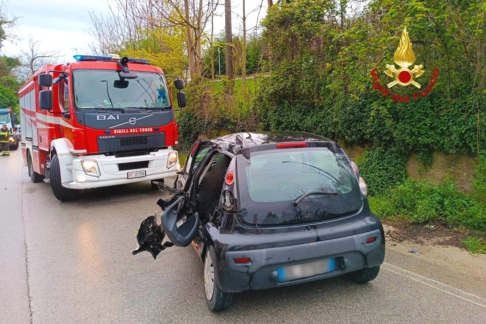 Auto contro camion ad Avellino, grave un 17enne: ha le vertebre fratturate