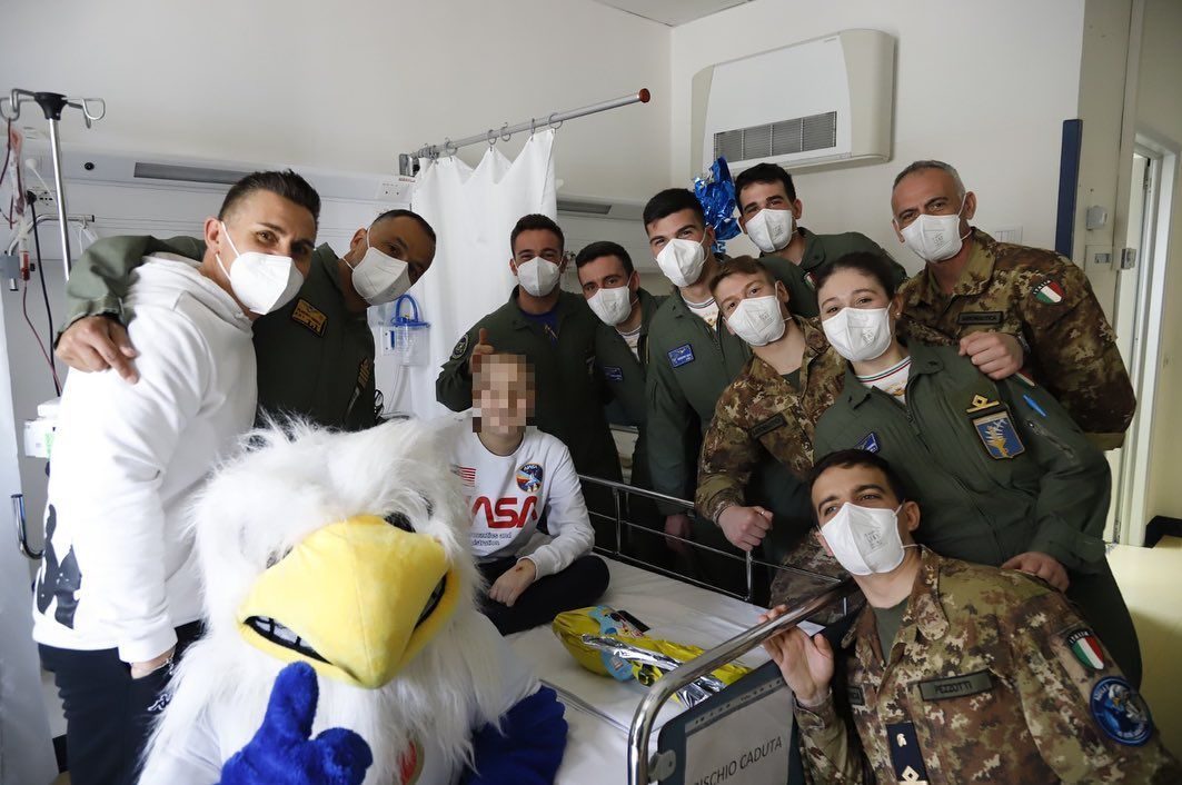I cadetti dell'Aeronautica di Pozzuoli portano uova di Pasqua ai bimbi ...