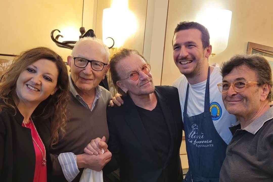 Bono Vox, festa di compleanno da Mimì alla Ferrovia a Napoli per il ...