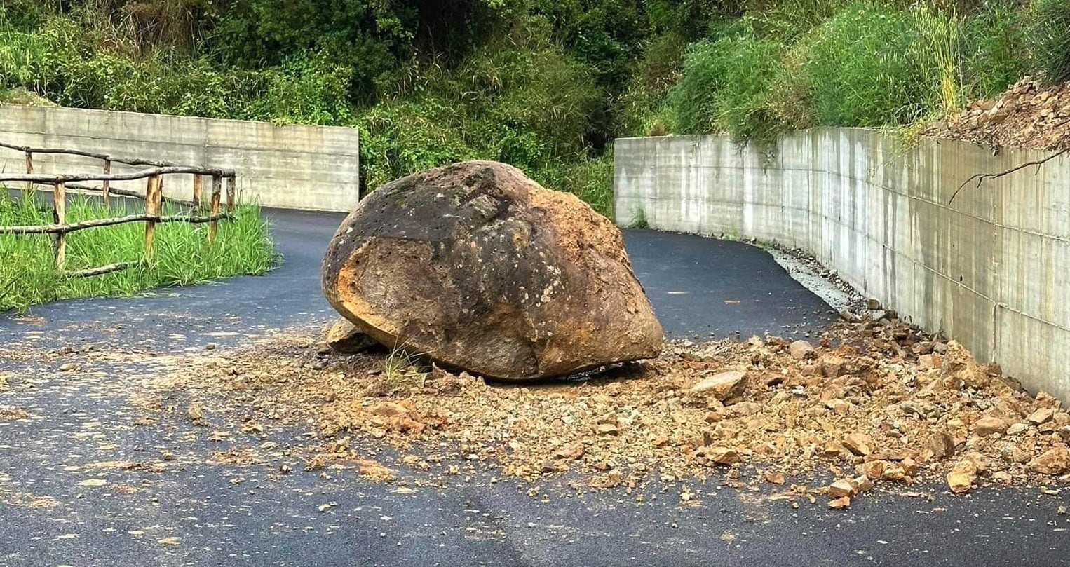 Enorme masso si stacca dalla parete rocciosa e cade in strada: paura ...