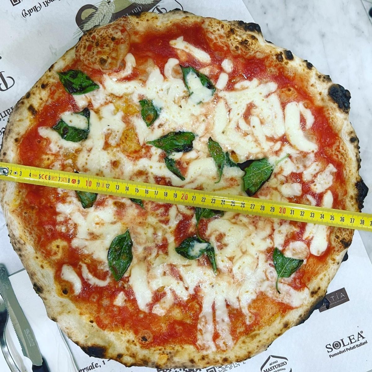 La pizza a 'ruota di carro' Da Michele a Forcella misura 38 centimetri