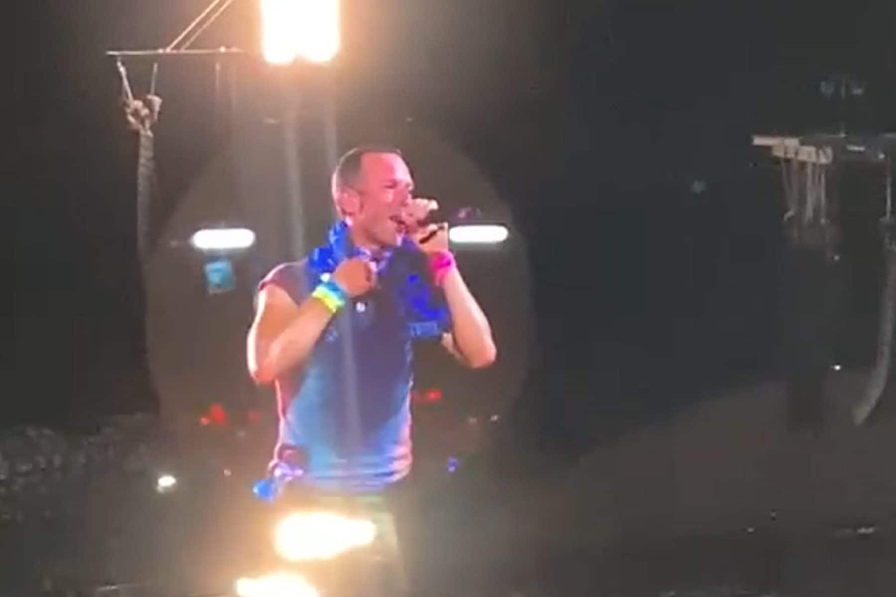 Chris Martin dei Coldplay in concerto con la sciarpa del Napoli ...