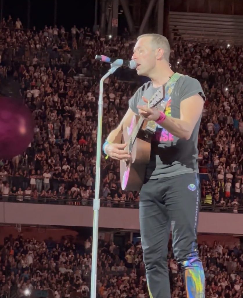 Coldplay a Napoli, Chris Martin canta Pino Daniele: Napule è da brividi