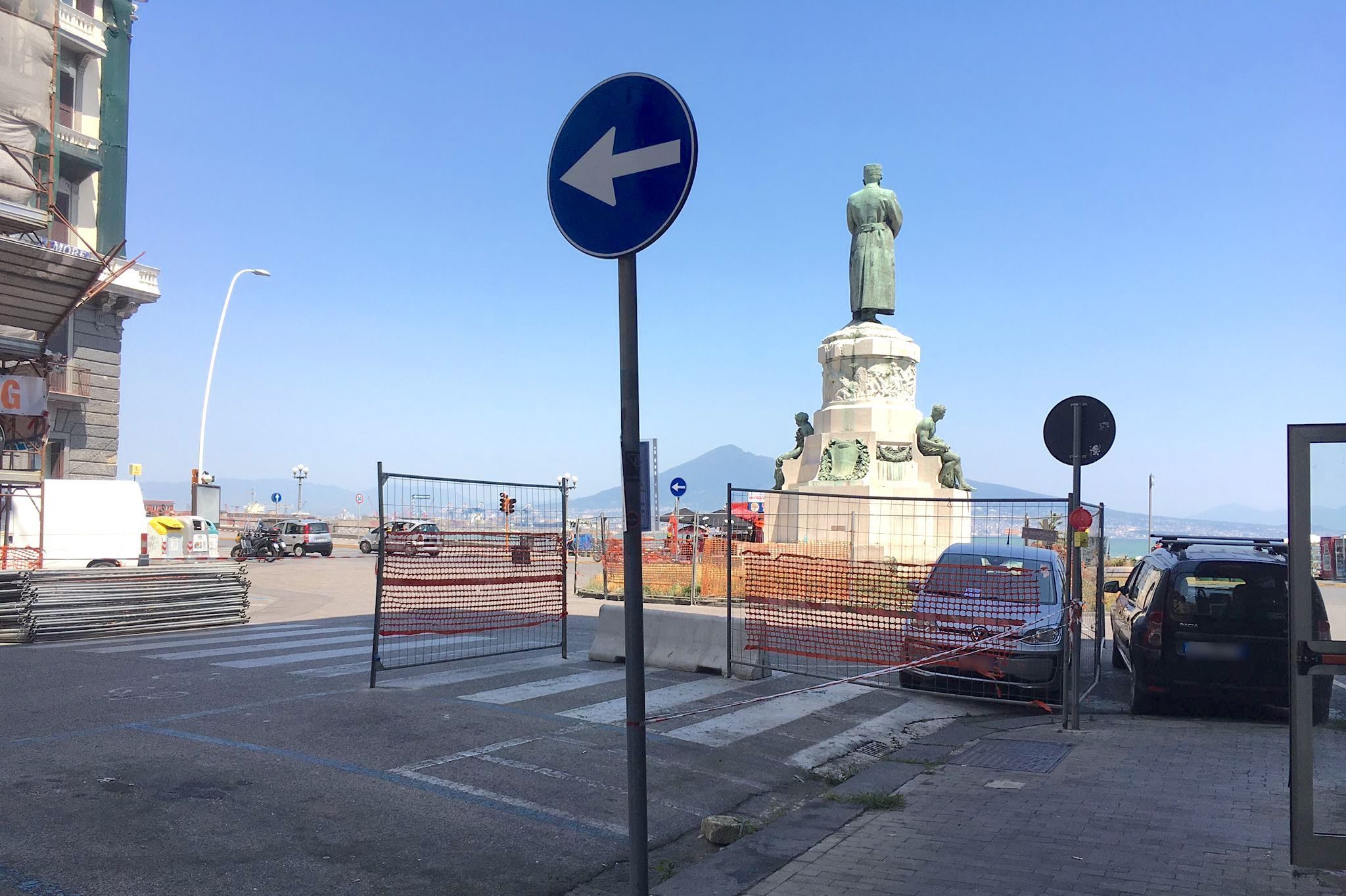 Nuovo Lungomare via Partenope, aprono i cantieri: transenne in piazza ...