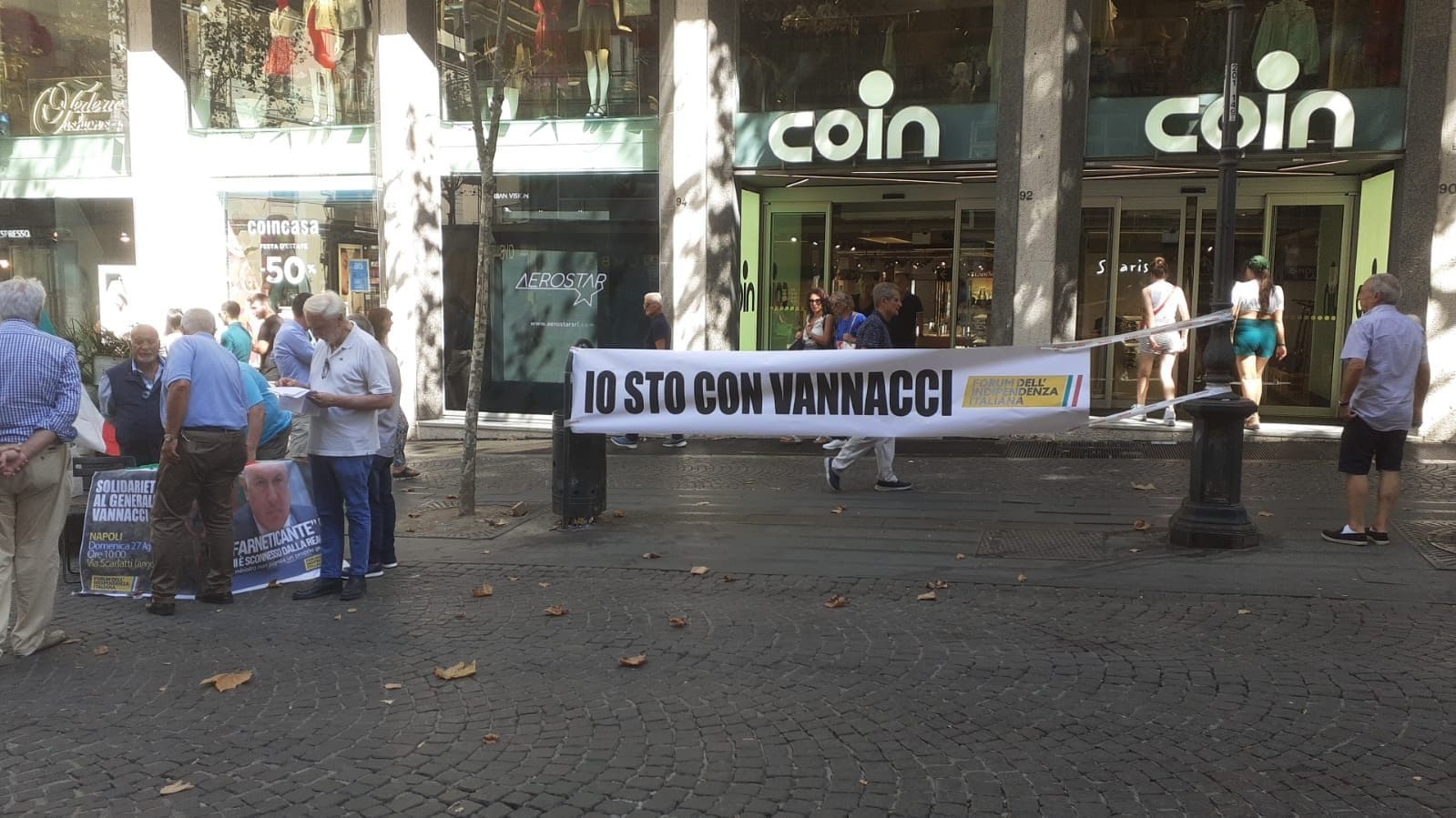 A Napoli raccolta firme per il generale Vannacci. Alemanno: "Ha solo ...