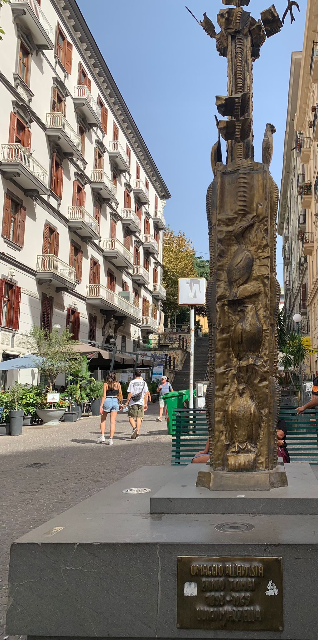 Vomero, vandalizzata la scultura in piazzetta Fuga: i faretti trasformati in posacenere