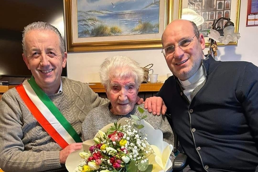 Morta zia Rosa, aveva 112 anni: era la "nonna" della Campania. Lutto a ...