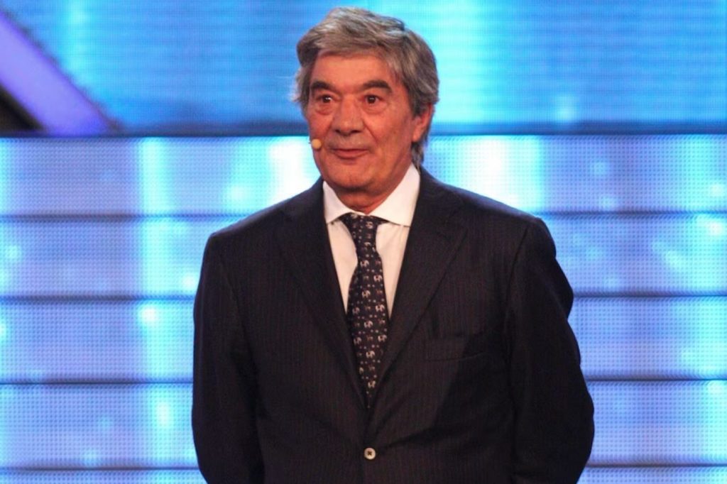 I funerali di Antonio Juliano a Napoli, Cané porta il feretro. Ferlaino ...