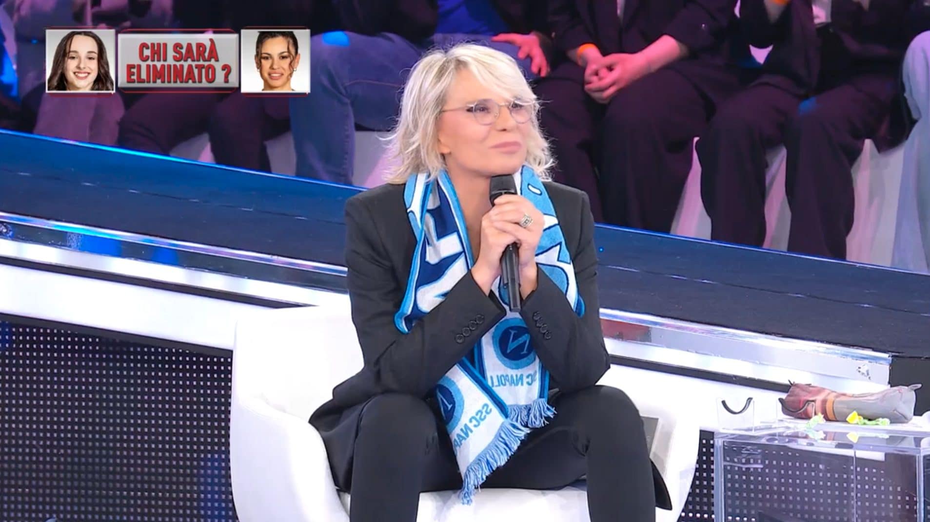 Maria De Fillippi con la sciarpa del Napoli: il regalo del comico Cicchella che imita Geolier ad ...