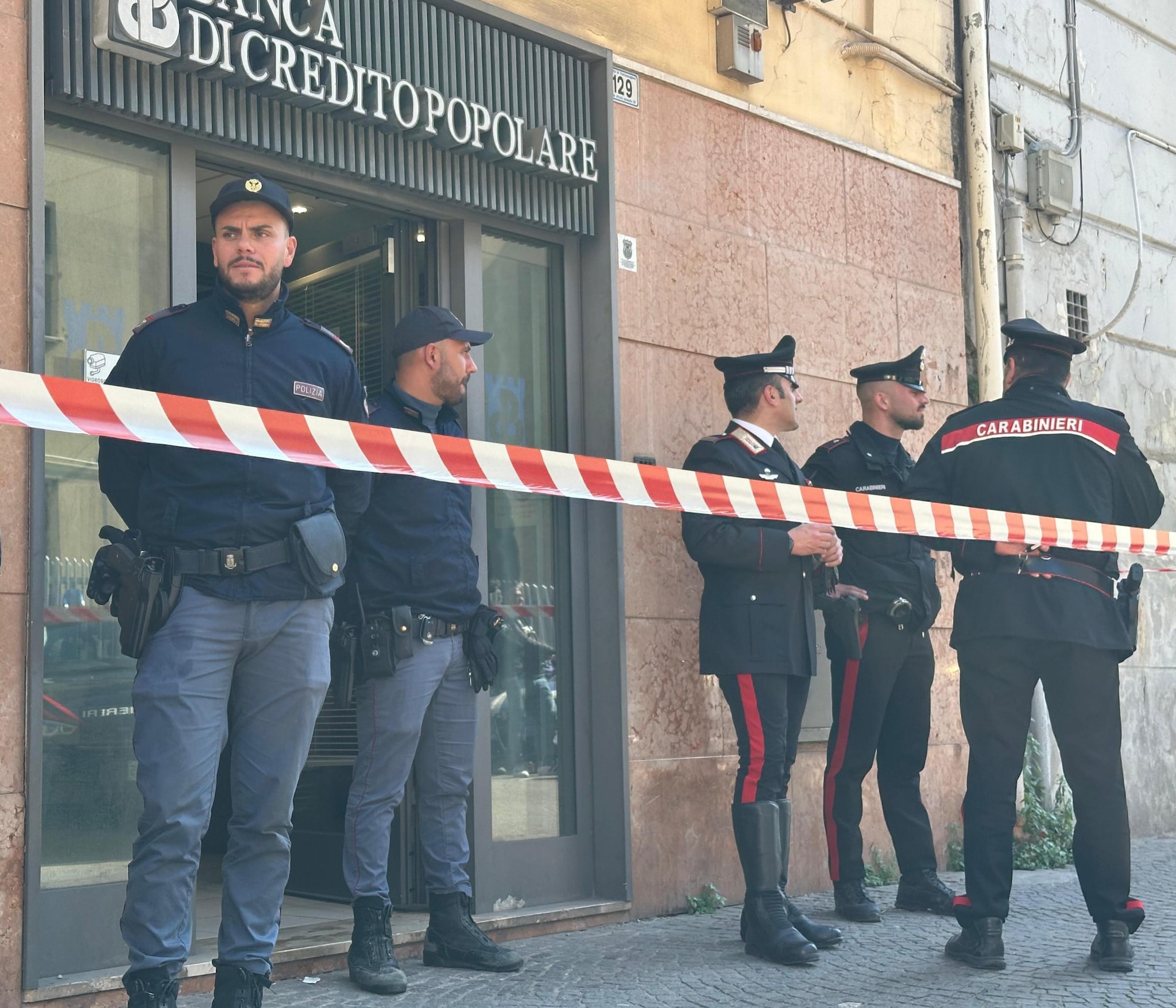 Rapina in banca a Frattamaggiore, in due fanno irruzione armati di ...