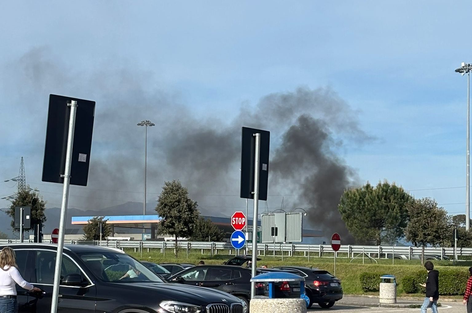 Veicolo in fiamme nell'autogrill Teano Est dell'Autostrada A1 Roma-Napoli