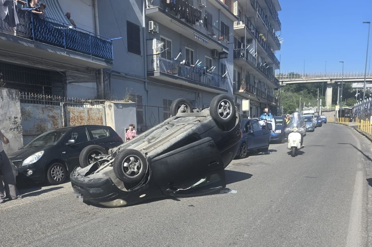 Vomero, auto si schianta e si ribalta in via Pigna: ferito conducente