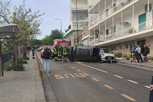 Auto si schianta e si ribalta in via Petrarca: incidente stradale a ...