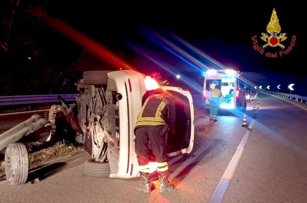 Auto si ribalta sul raccordo Avellino-Salerno: ferito 37enne di Solofra