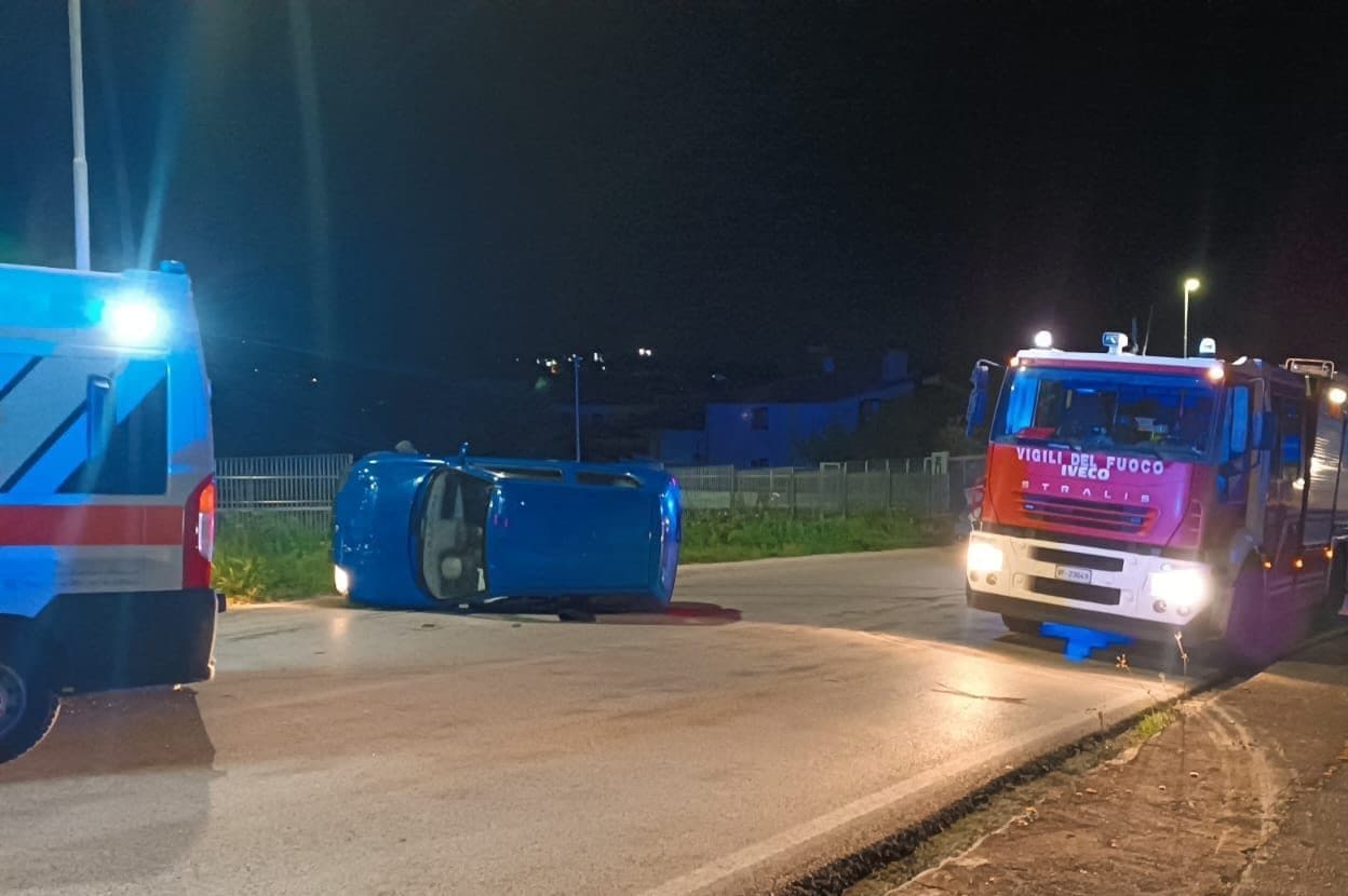 Auto si ribalta, conducente resta intrappolato e ferito: incidente a Mercogliano