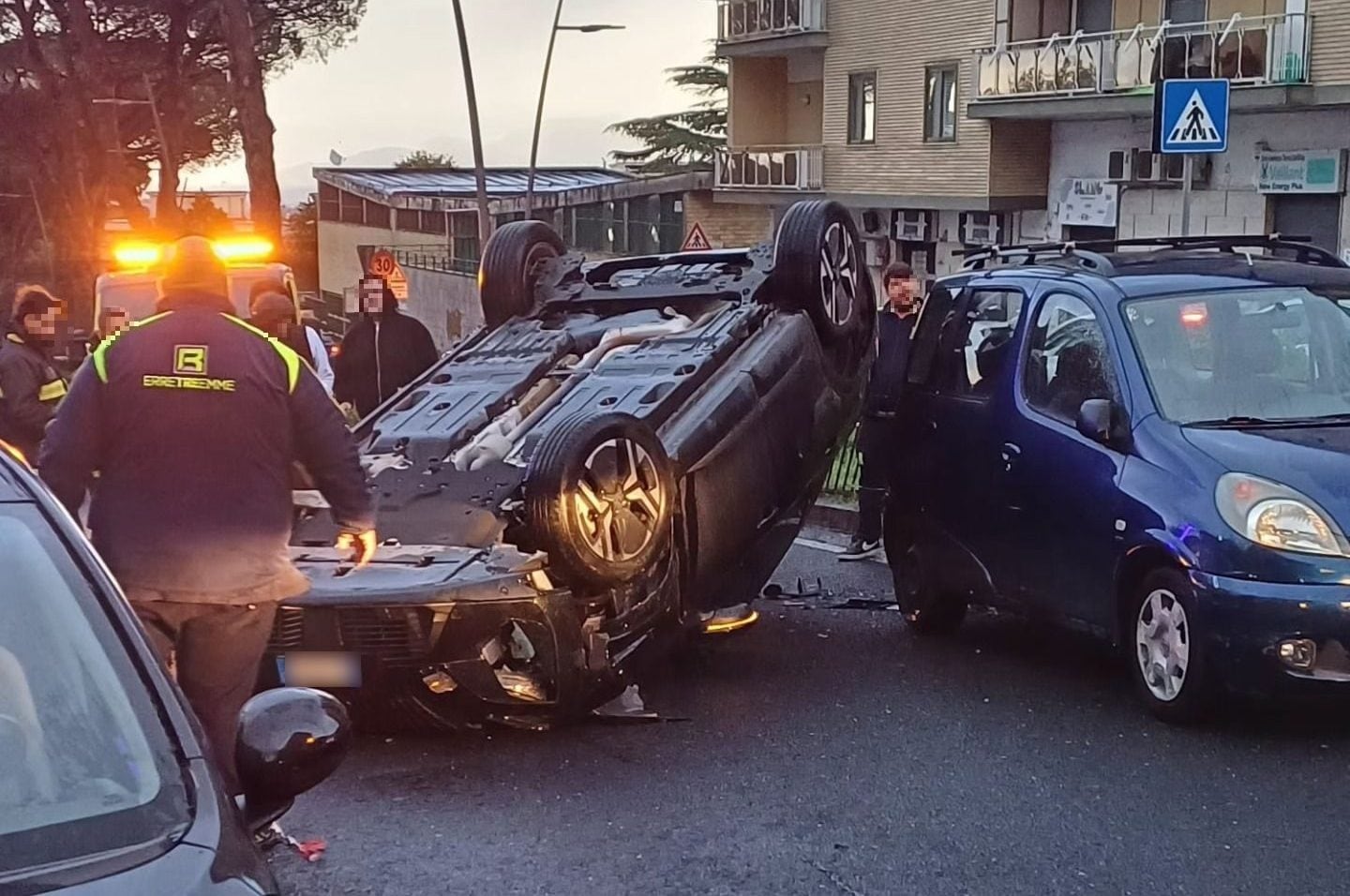 Incidente in via Nicolardi, auto senza controllo si ribalta: ferito conducente