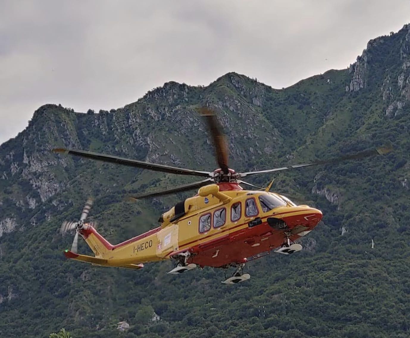 Precipita in un burrone in montagna: escursionista morto sul Monte Acellica