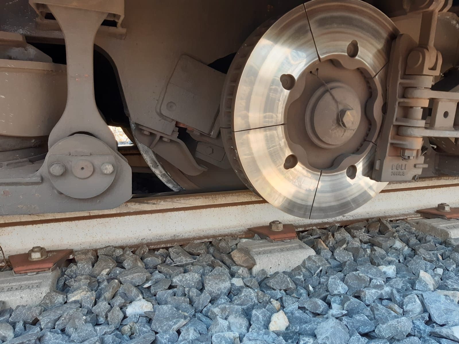 Paura a bordo della Circum, deraglia un carrello motore. I sindacati ...