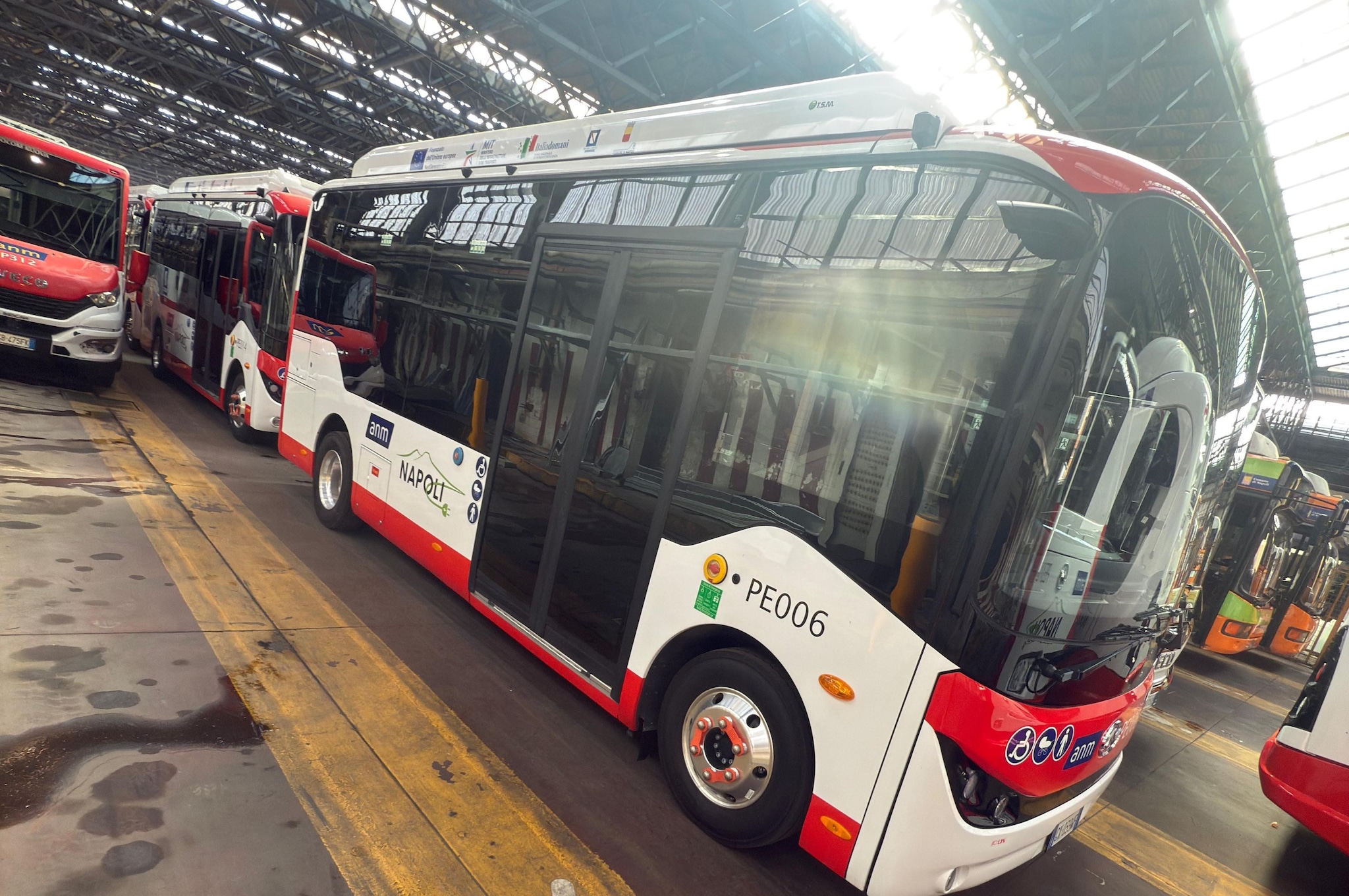 I nuovi bus elettrici di Napoli hanno il wifi ma non compaiono sulle ...