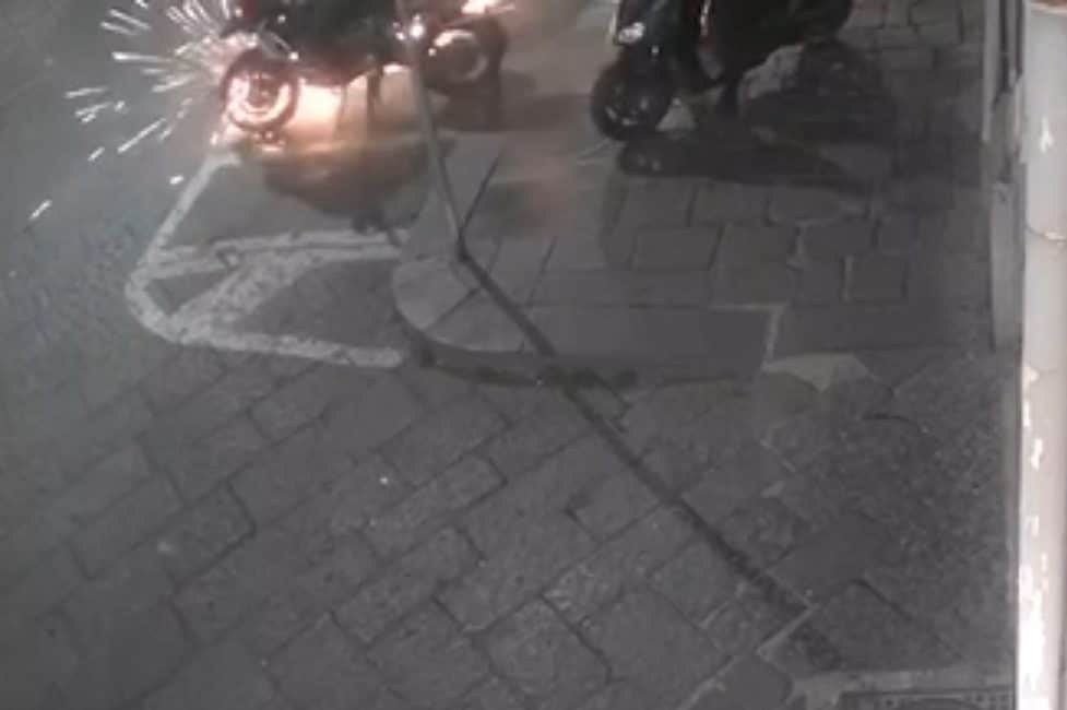 I ladri impiegano 20 secondi a rubare la moto: il video del furto con ...