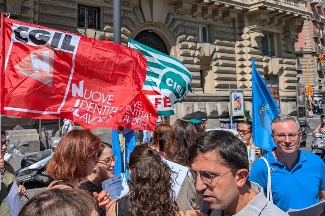 Continua la protesta dei "somministrati" a Napoli: presidio dei precari ...